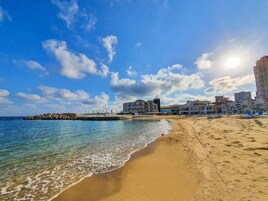 Praia particular, espreguiçadeiras 