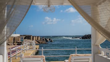 Uma praia privada, espreguiçadeiras