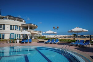 3 piscinas externas, guarda-sóis, espreguiçadeiras