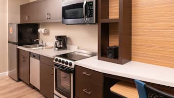 Um frigorífico, um micro-ondas, uma placa de cozinha