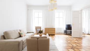 Apartamento Superior, 1 quarto (18, incl. cleaning fee 48 EUR) | Sala | Smart TV de 40 polegadas com canais por cabo, televisor