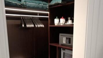 Um closet espaçoso com cabideiro, prateleiras e gavetas.