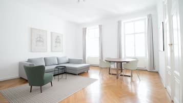 Apartamento superior, 2 quartos (23, incl. cleaning fee 50 EUR) | Sala de estar | TV de tela plana 40 polegadas com canais a cabo, smart TV
