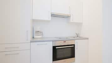 Apartamento superior (2, incl. cleaning fee 45 EUR) | Cozinha privada | Geladeira grande, micro-ondas, fogão, cooktop