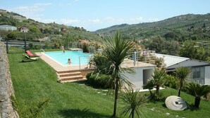 Piscina com vista para uma paisagem montanhosa.