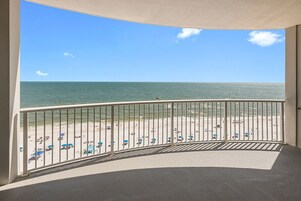 Apartamento em Condomínio Fechado, 2 quartos, varanda, em frente à praia (1002) | Vista da varanda