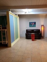 Shared Dormitory - Shared Bath | Cortinas blackout, Wi-Fi de cortesia, roupa de cama