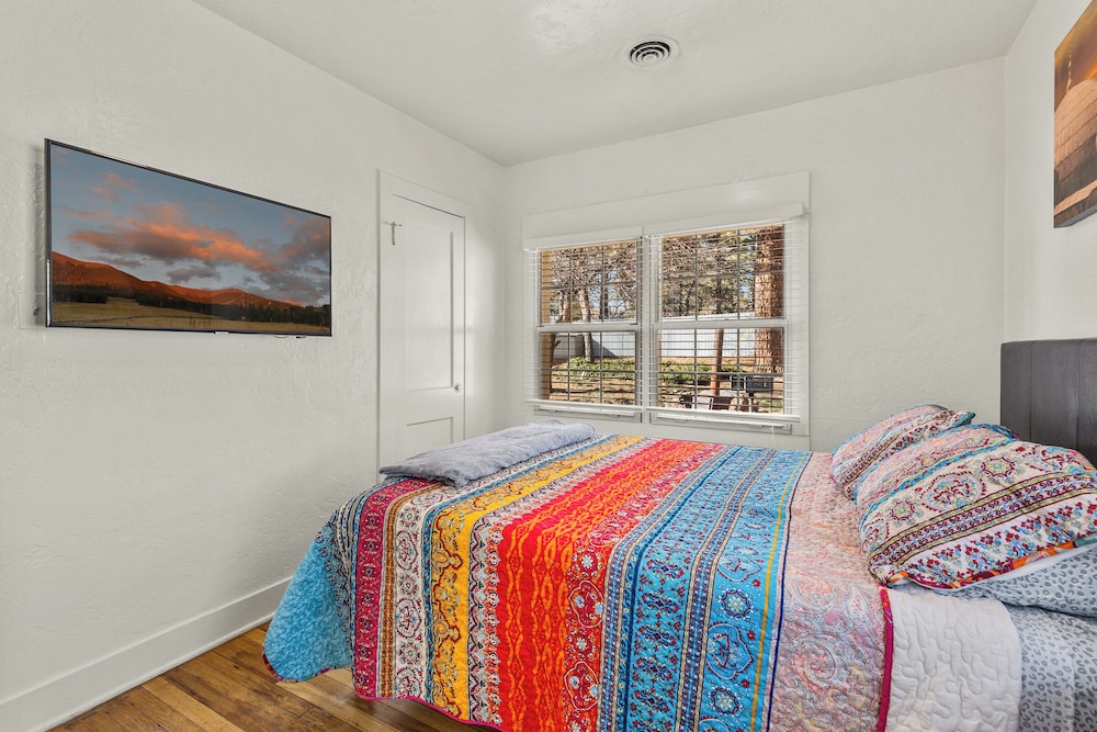 Beaver Street Bungalow W/ac, Fenced Yard, W/d, 4 Smart Tvs, 1g Wifi, Rv Parking. - Flagstaff, AZ