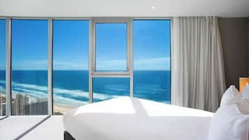 Apartamento superior, vista para a praia | 2 quartos, individualmente decorados, individualmente mobiliados