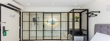 Um polibã, um chuveiro fixo, artigos de higiene pessoal grátis 