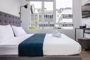 Quarto casal premium | Escrivaninha, espaço de trabalho para notebook, quartos à prova de som