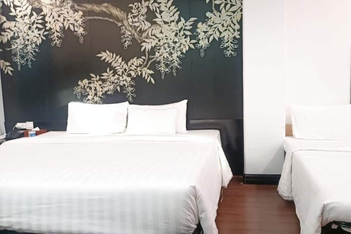 Quarto Familiar | Minibar, cofre no quarto, cortinas/cortinados opacos