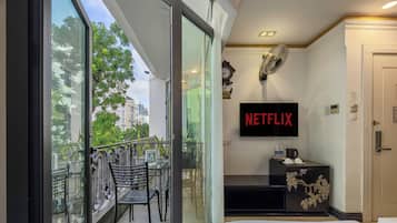 Quarto luxo, 2 camas de solteiro, vista para a cidade | Frigobar, cofres nos quartos, cortinas blackout