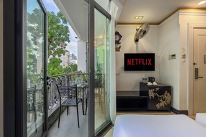 Quarto luxo, 2 camas de solteiro, vista para a cidade | Frigobar, cofres nos quartos, cortinas blackout