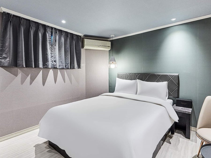 Edredões de penas, minibar grátis, secretária