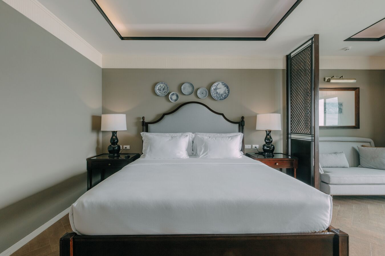 Quarto Deluxe, vista para a piscina | Cofre no quarto, com decoração personalizada, secretária 