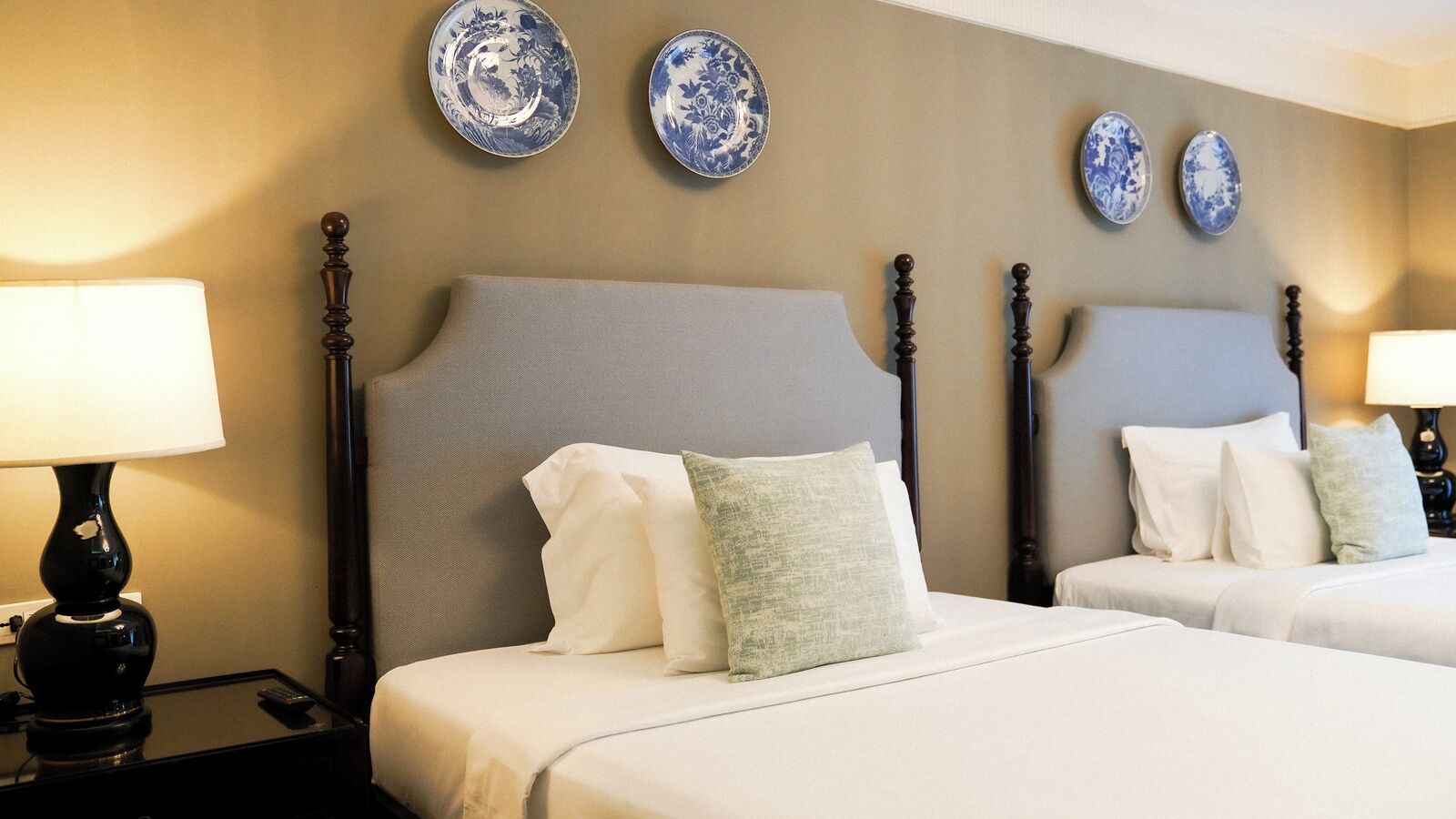 Quarto Twin Deluxe | Cofre no quarto, com decoração personalizada, secretária 