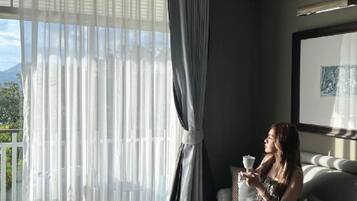 Quarto Deluxe, vista para o mar | Cofre no quarto, com decoração personalizada, secretária