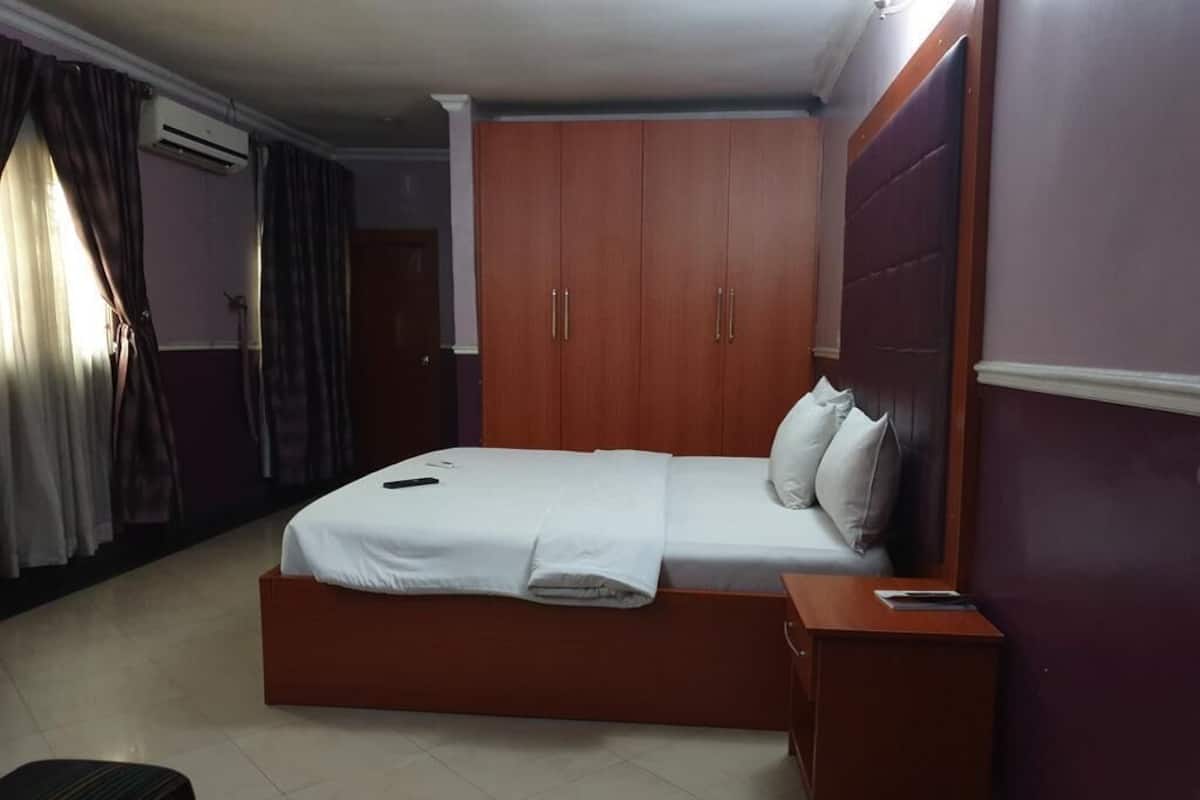 Quarto luxo | Escrivaninha, espaço de trabalho para notebook, Wi-Fi de cortesia