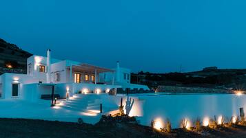 Fachada do alojamento (tarde/noite)