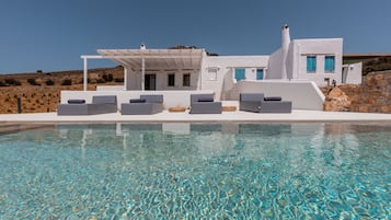 Piscina exterior, guarda-sóis, espreguiçadeiras