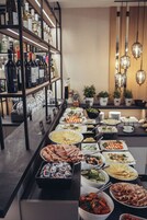 Café da manhã com buffet grátis todos os dias