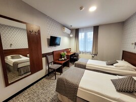 Quarto duplo empresarial, 1 quarto | Escrivaninha, ferros/tábuas de passar roupa, Wi-Fi de cortesia