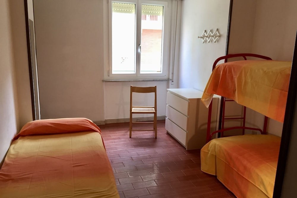 Traditional Apartment, 100m From The Beach And Right In The Centre Of Marina Di Massa. First Floor W - Forte dei Marmi