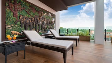 Terraço com espreguiçadeiras