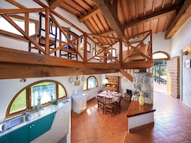 Casa tradicional, 3 quartos, no jardim | Área de estar | TV de tela plana 21 polegadas com canais a cabo, TV