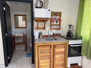 Suite-Estúdio Standard, 1 quarto | Casa de banho | Um polibã, um chuveiro fixo, um secador de cabelo (mediante pedido) 