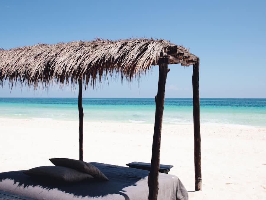 Na praia, espreguiçadeiras, toalhas de praia