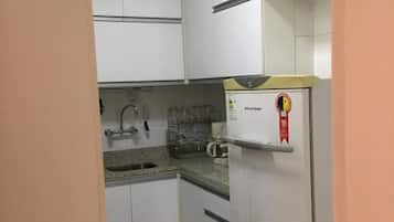 Apartamento Familiar | Cozinha privada | Um frigorífico, utensílios de cozinha