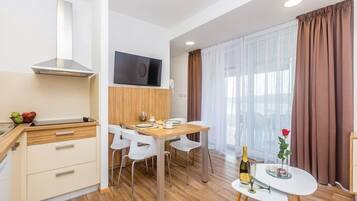 Um frigorífico, um micro-ondas, uma placa de cozinha