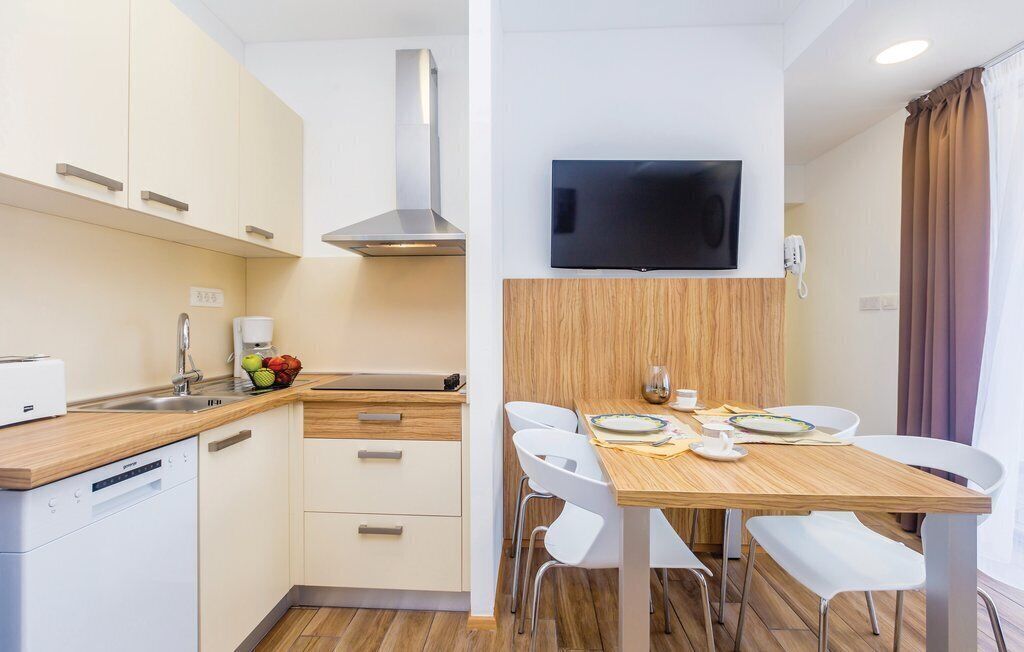 Um frigorífico, um micro-ondas, uma placa de cozinha 