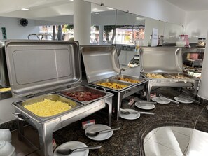 Café da manhã com buffet grátis todos os dias