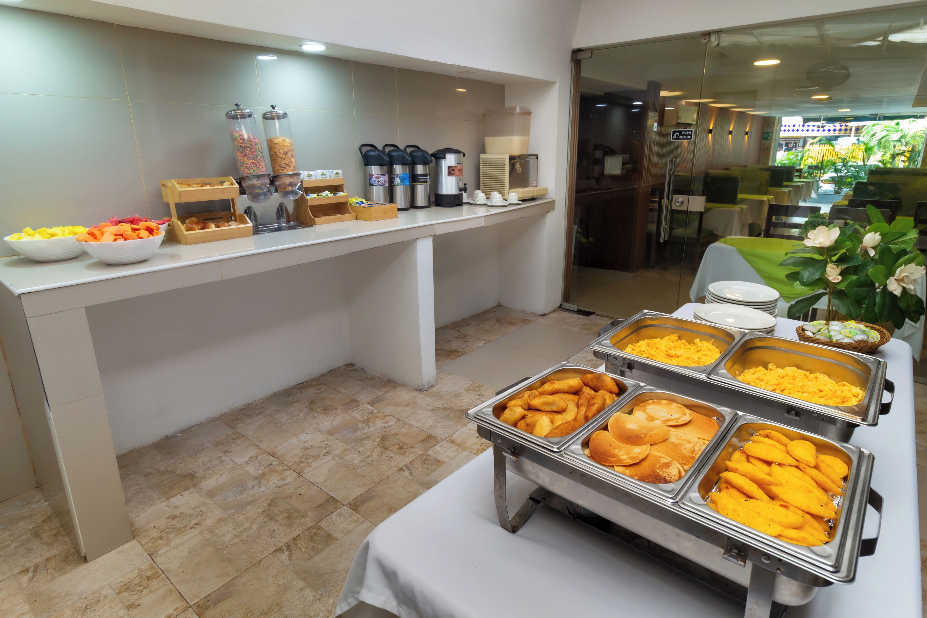 Café da manhã com pratos da culinária local grátis todos os dias