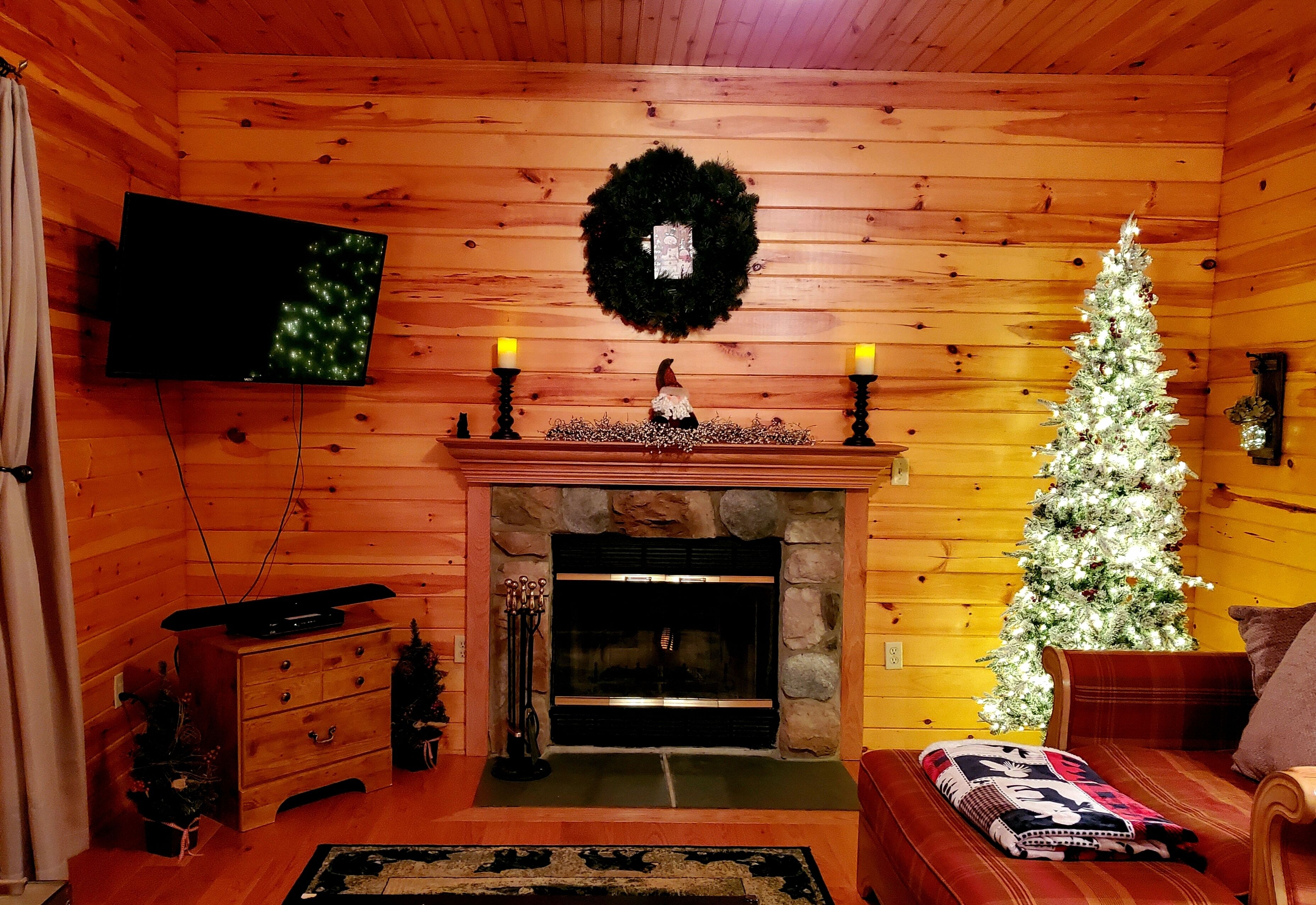 Cozy Bear Cottage! Hot Tub! Warm Toasty Fireplace! - Virginia