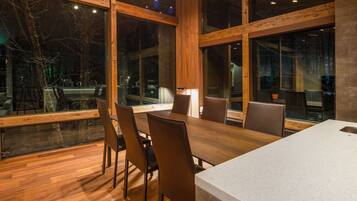 Chalé de Luxo, 3 quartos, banheira de hidromassagem grande, vista para a montanha | Sala de jantar