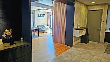 Apartamento de Luxo em Condomínio Fechado | Sala de estar | TV de ecrã plano