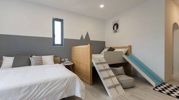 Um quarto com cama, escrivaninha, janela e beliche.