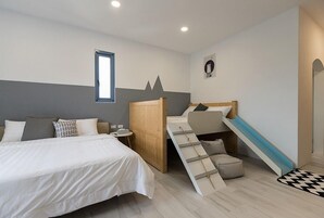 Um quarto com cama, escrivaninha, janela e beliche.