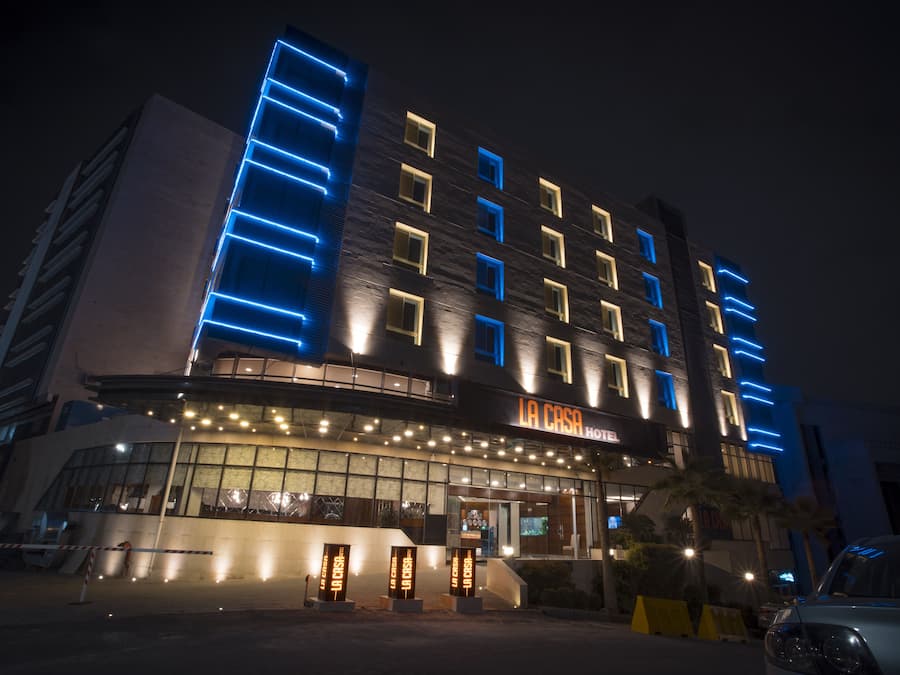 Fachada da propriedade à noite