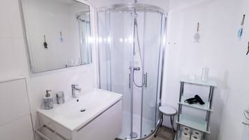 Apartamento (3. V) | Casa de banho | Um polibã, artigos de higiene pessoal grátis, um secador de cabelo
