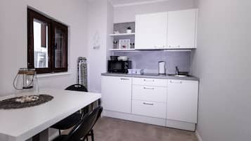 Apartamento (2. V) | Kitchenette privada | Um frigorífico, um micro-ondas, uma placa de cozinha