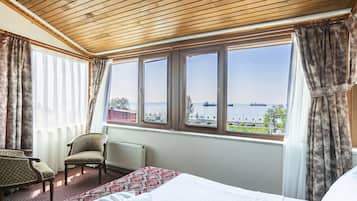 Quarto casal superior, vista para o mar | Roupas de cama premium, escrivaninha, espaço de trabalho para notebook