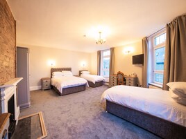 Quartos à prova de som, ferros/tábuas de passar roupa, roupa de cama