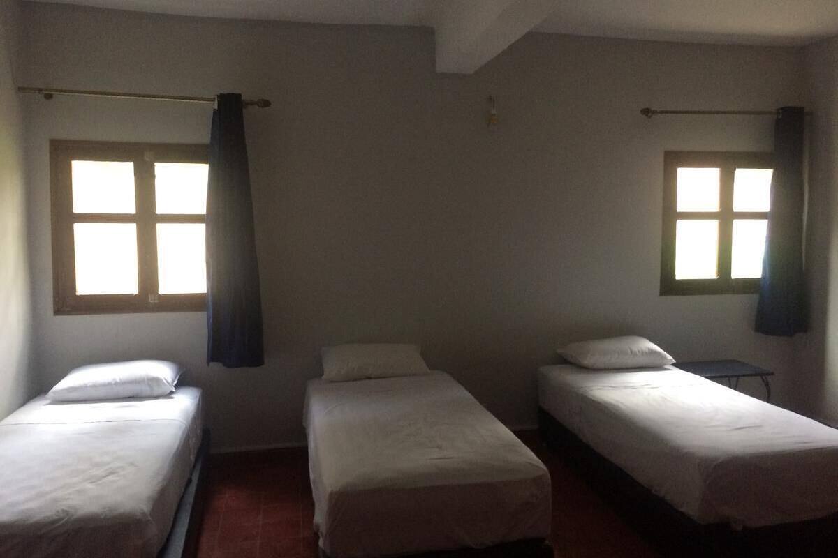 Quarto Triplo | Cortinas/cortinados opacos, Wi-fi grátis, roupa de cama fornecida