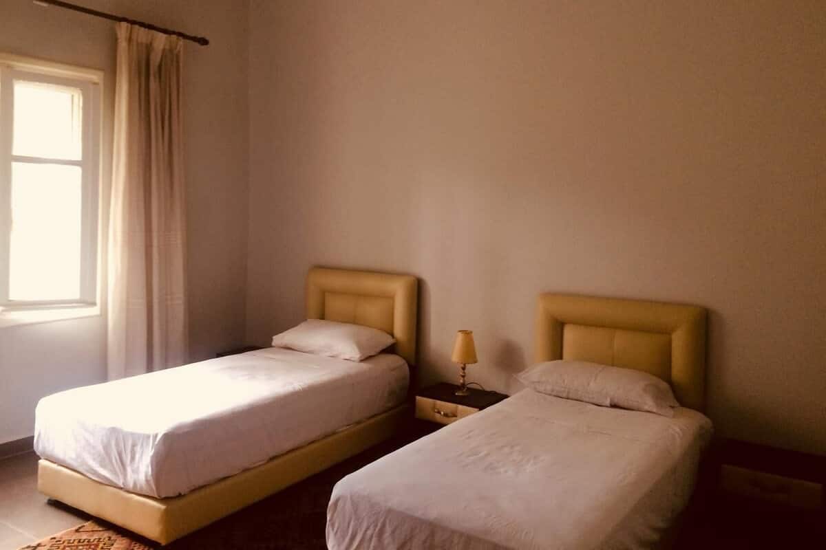 Quarto Twin | Cortinas/cortinados opacos, Wi-fi grátis, roupa de cama fornecida