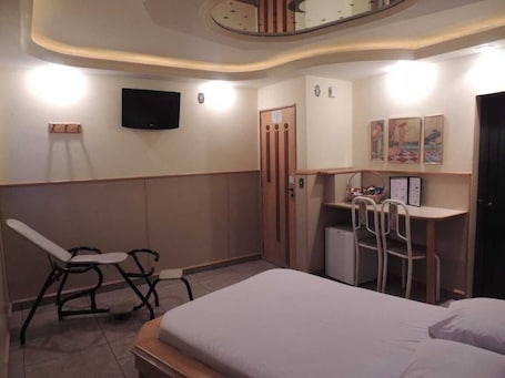 Suíte superior | 1 quarto, frigobar, espaço de trabalho para notebook, cortinas blackout. America Motel - Adults Only